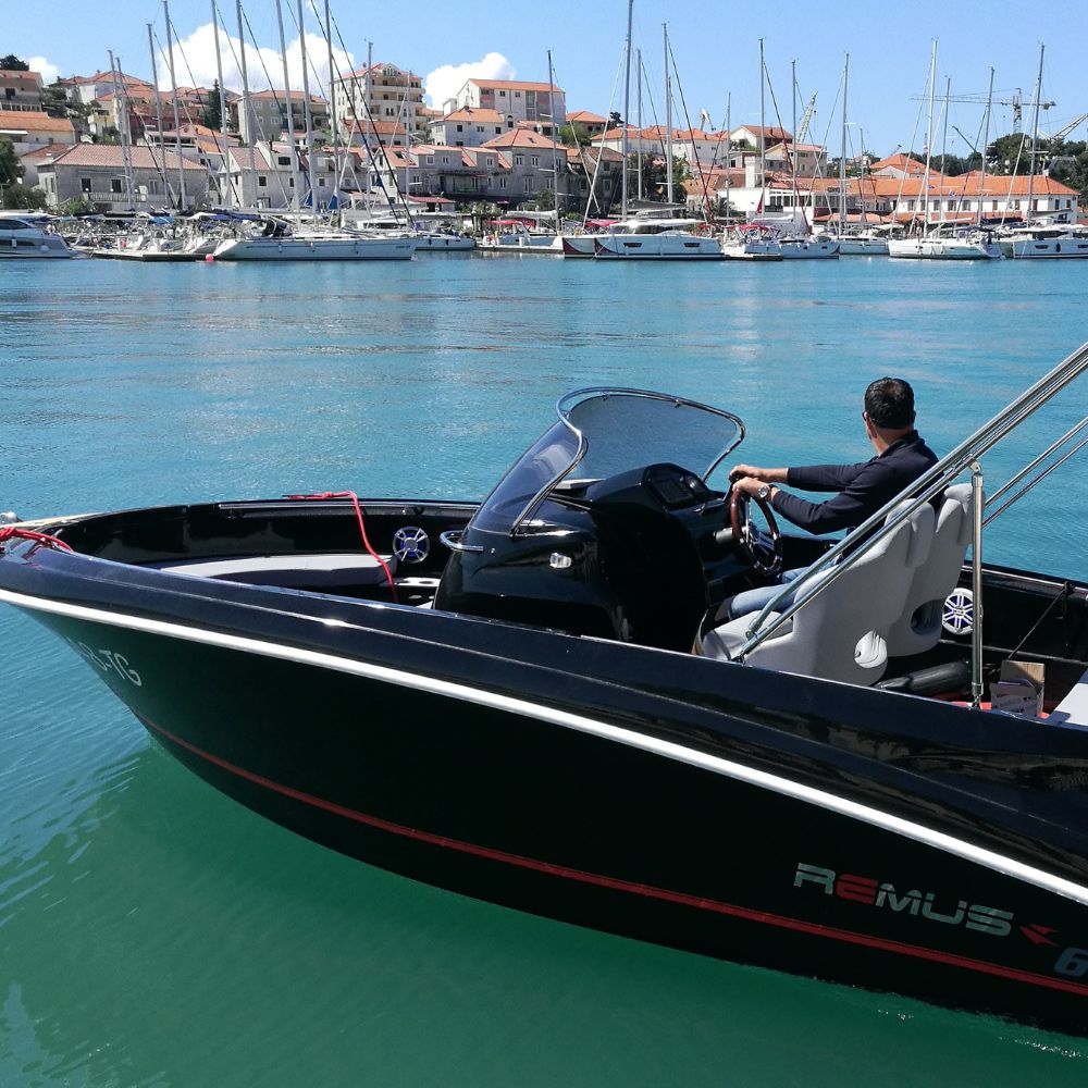 REMUS 620 Black Line | Aristo Charter